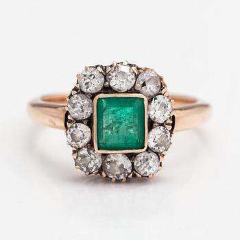 Ring, ca 14K guld, smaragd och gammalslipade diamanter ca 0.80 ct totalt. - Bukowskis