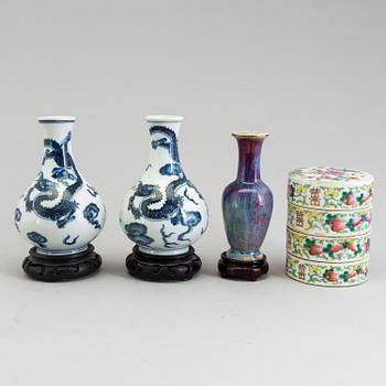 VAS, flambé samt VASER, ett par, blåvita samt MATLÅDA, famille rose, porslin, Kina, sent 1800 ...