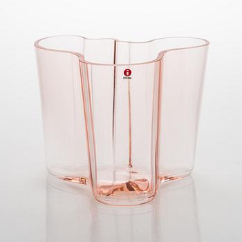 Alvar Aalto, A '3030' vase signed Alvar Aalto. Iittala. - Bukowskis