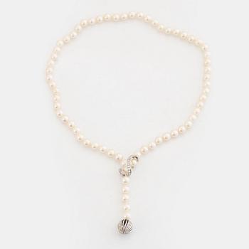 Ett pärlcollier med ett diamantbelagt spänne och hänge. - Bukowskis