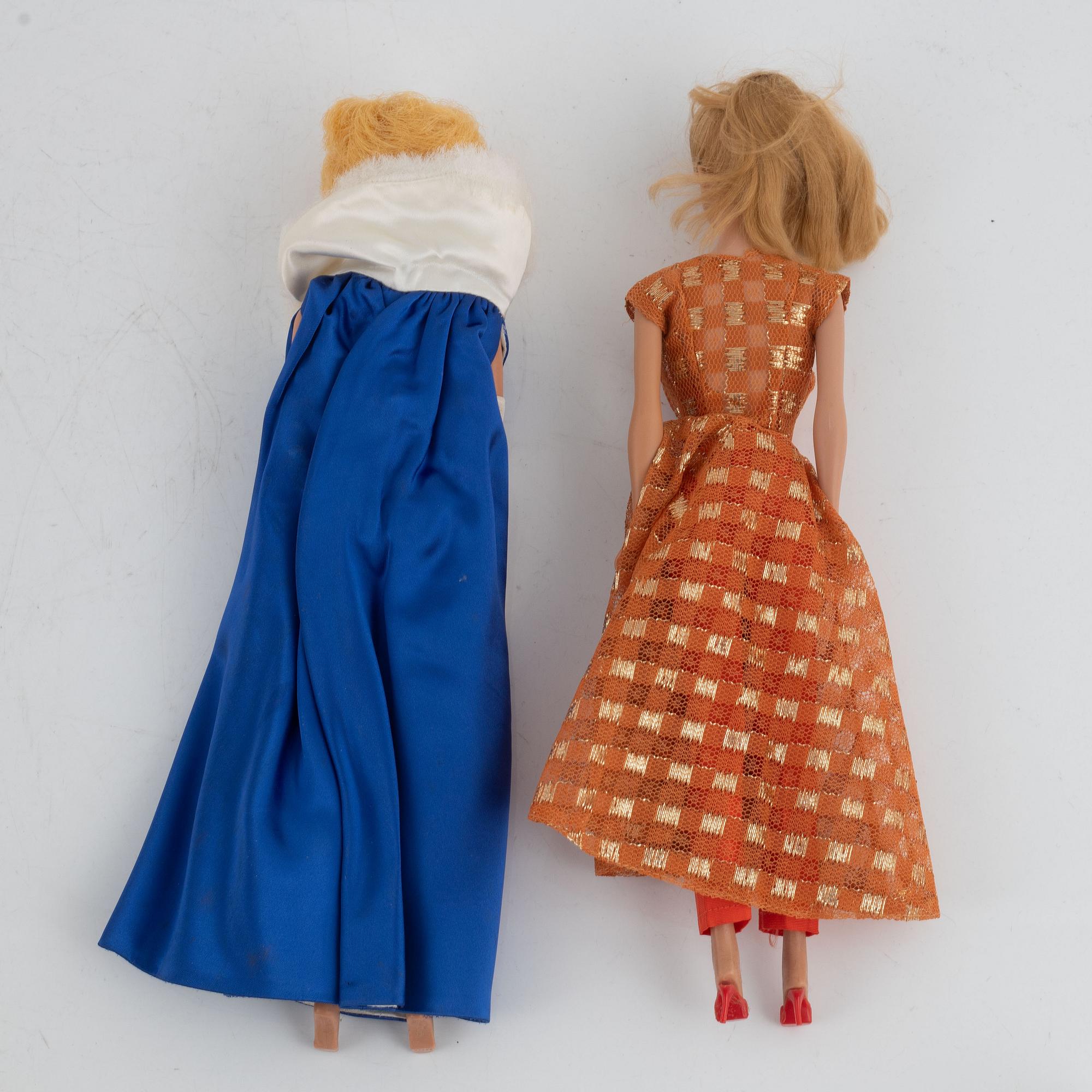 Barbie, 4 dockor samt garderob med kläder och tillbehör, Mattel, 1960 ...