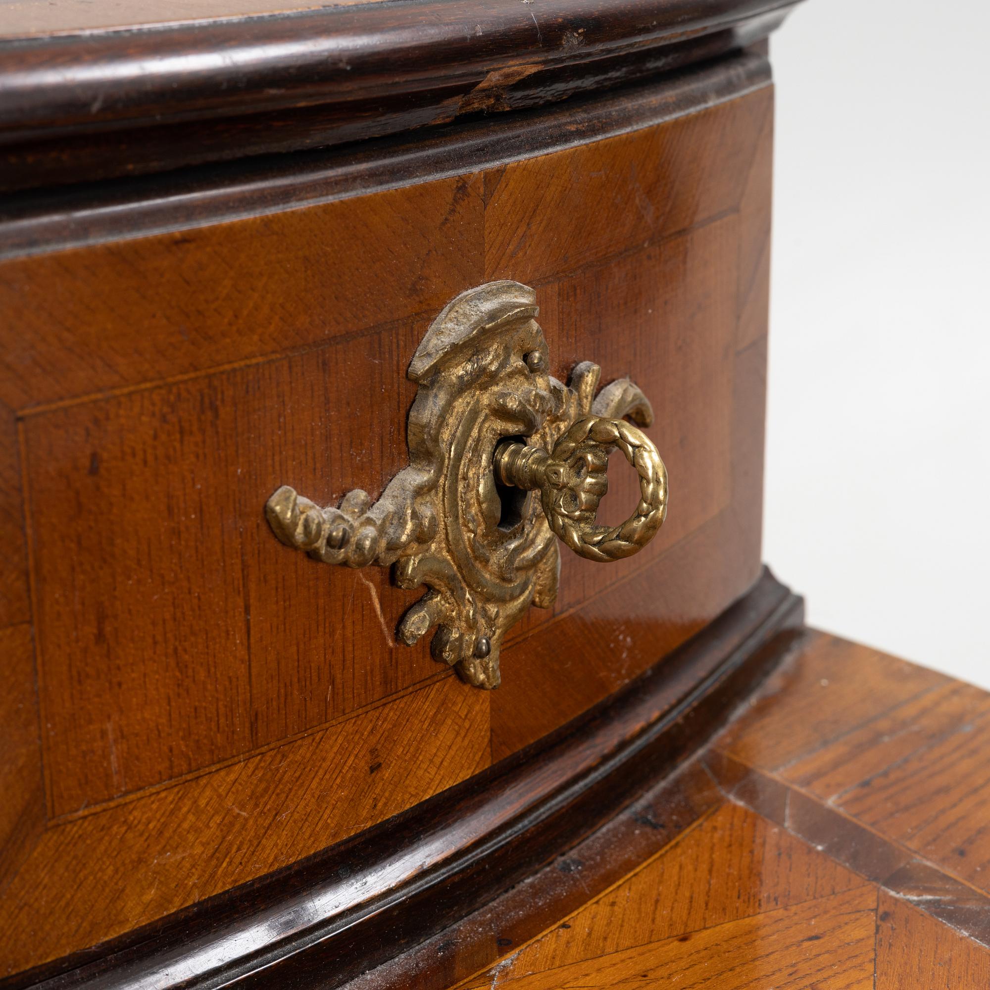 A 18th century rococo desk. - Bukowskis