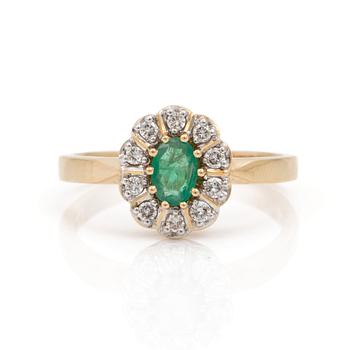 RING med fasettslipad smaragd samt briljantslipade diamanter. - Bukowskis