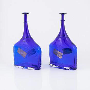 Bertil Vallien, a pair of glass bottles, Kosta Boda, signed. - Bukowskis