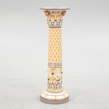 Piedestal, majolika, Rörstrand, omkring 1900. - Bukowskis