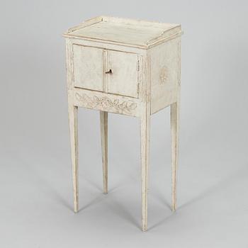 A first half of the 19th century bedside table/cabinet. - Bukowskis