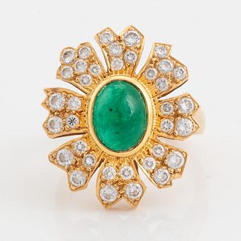 Ring 18K guld, cabochonslipad smaragd och briljantslipade diamanter. - Bukowskis
