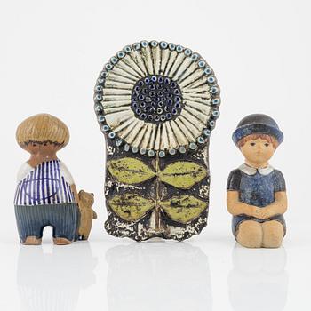 Lisa Larson, two stoneware figurines and a wall plaque, Gustavsberg. - Bukowskis