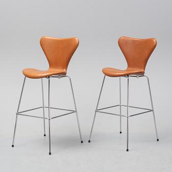 Arne Jacobsen, barstolar, ett par, höga "Sjuan", Fritz Hansen, 2000-tal ...
