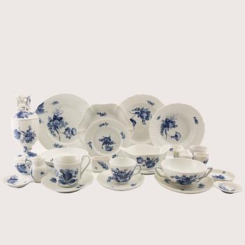 Servis "Blå blomst" 97 dlr Royal Copenhagen porslin. - Bukowskis