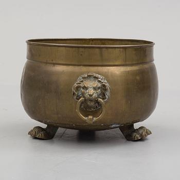 A BRASS FLOWER POT, 18th/19th century. - Bukowskis