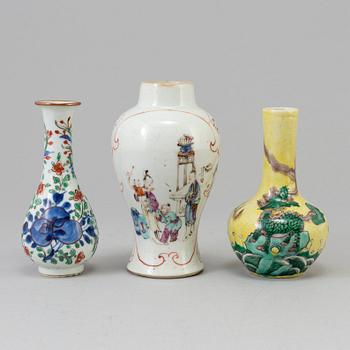 VASER, tre stycken, porslin. Kina, Qingdynastin, 1700/1800-tal. - Bukowskis