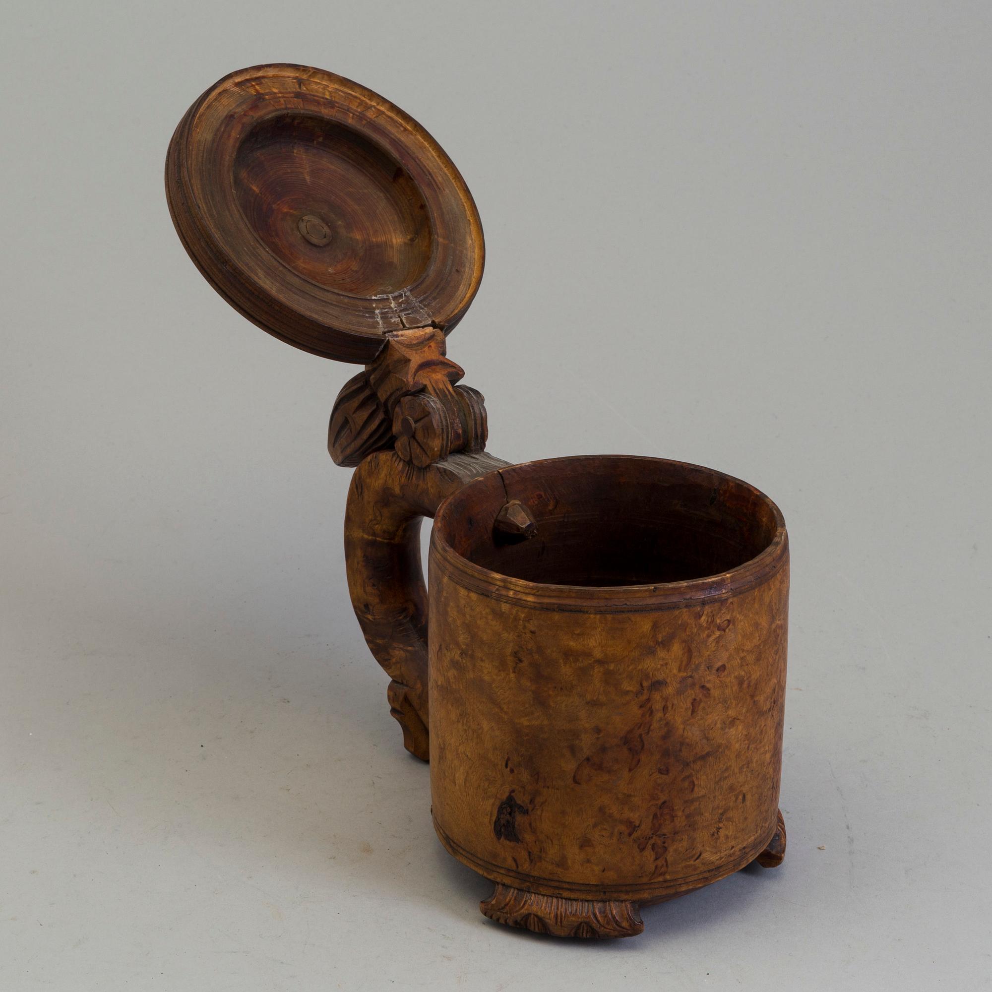 AN 18TH CENTURY BIRCH NORWEGIAN TANKARD. - Bukowskis
