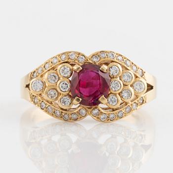 Ring, guld med briljantslipade diamanter och rubin. - Bukowskis