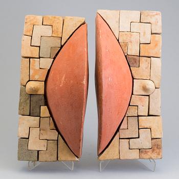 GUNILLA BANDOLIN, skulptur, 2 delar, lergods, signerad. - Bukowskis