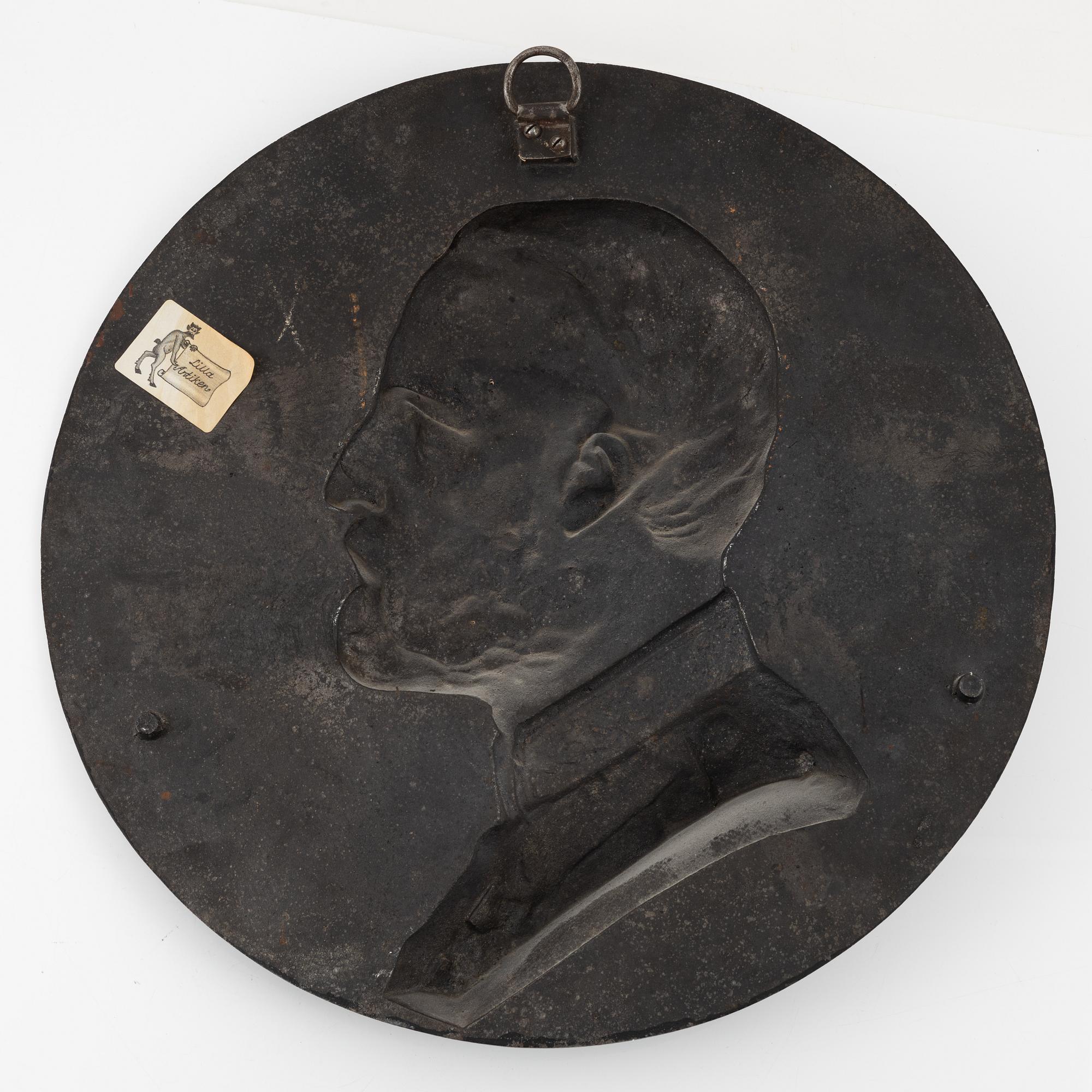 A metall wall relief, profile portrait of King Oscar II. - Bukowskis