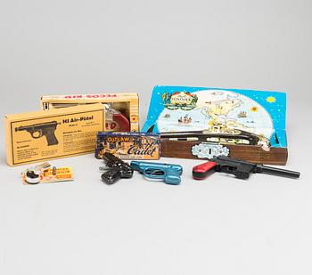 A COLLECTION OF 8 TOY GUNS. SECOND HALF OF 20TH CENTURY. - Bukowskis