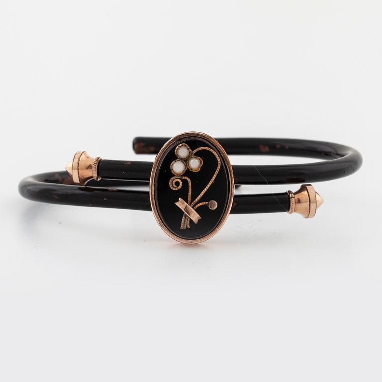 A paste and black enamel bracelet. - Bukowskis