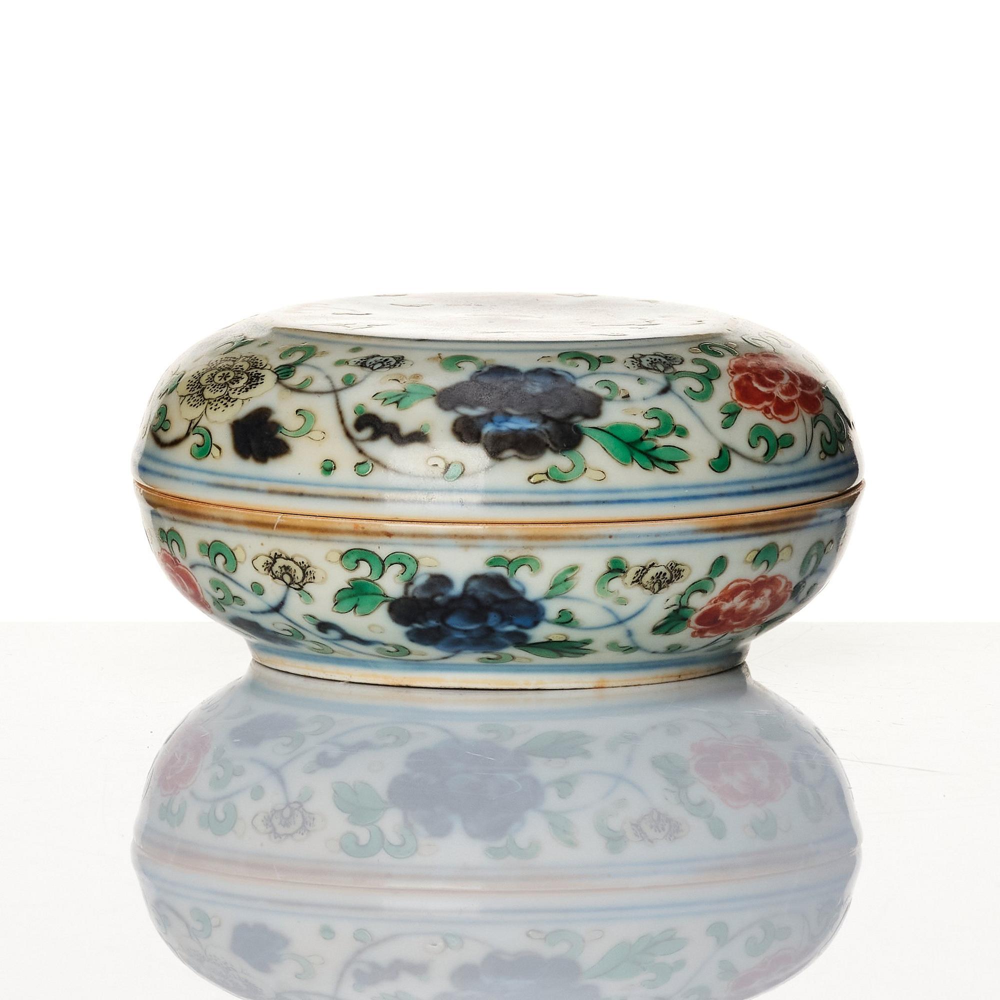 A wucai dragon seal paste box with cover, 17th century, with Wanli six ...