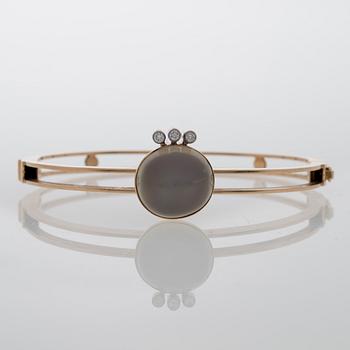 ARMRING, diamanter, cabochonslipad månsten, 14K guld. Timo Nupponen, Kaunis Koru 1974. - Bukowskis