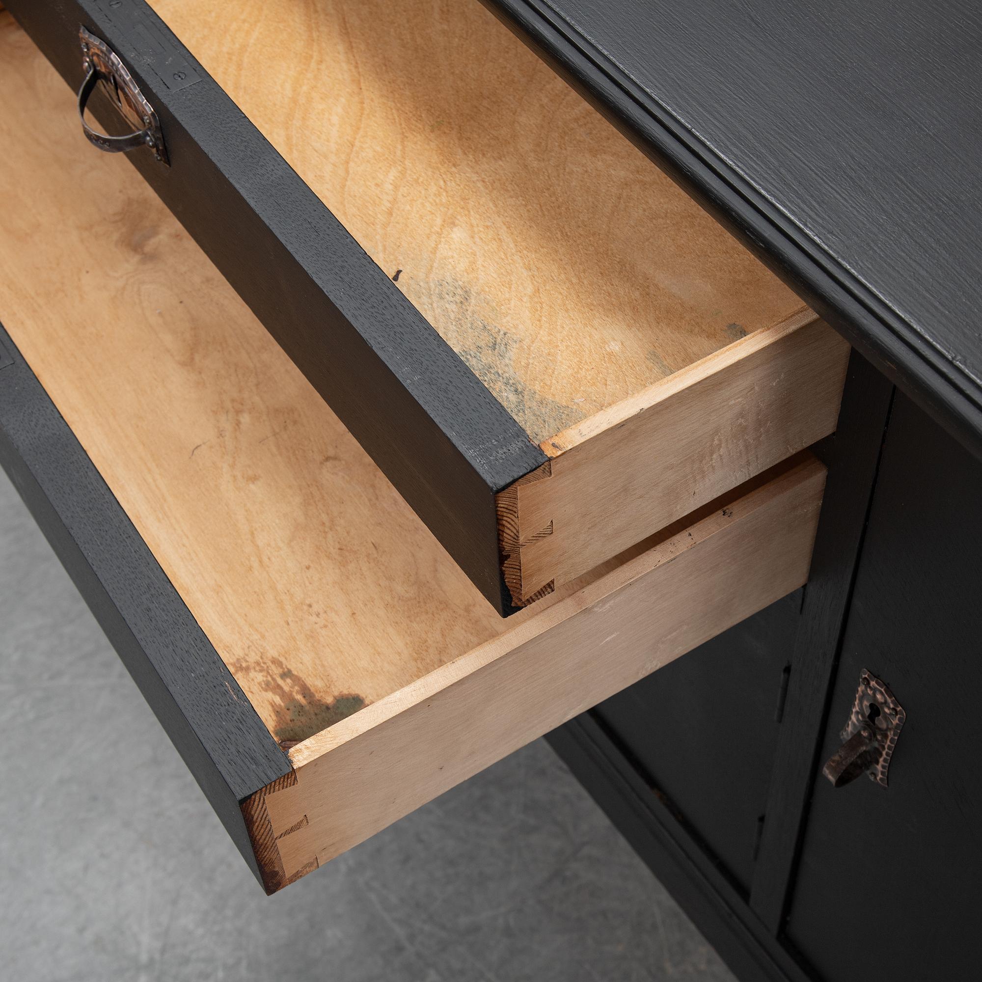 A 1930's painted sideboard. - Bukowskis