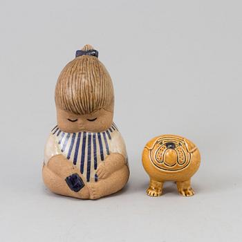 LISA LARSON, two stoneware figurines from Gustavsberg. - Bukowskis