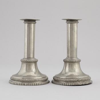 ERIC BROBERG, ljusstakar, ett par, tenn, Eskilstuna 1796. - Bukowskis