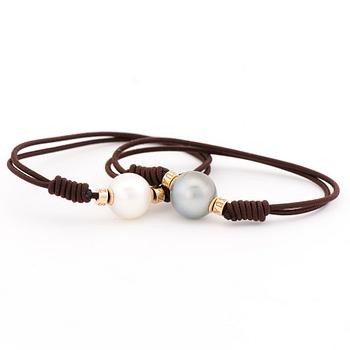 BRACELETS, 2 pcs, cultured pearls, 18K gold. Suarez, Spain. - Bukowskis