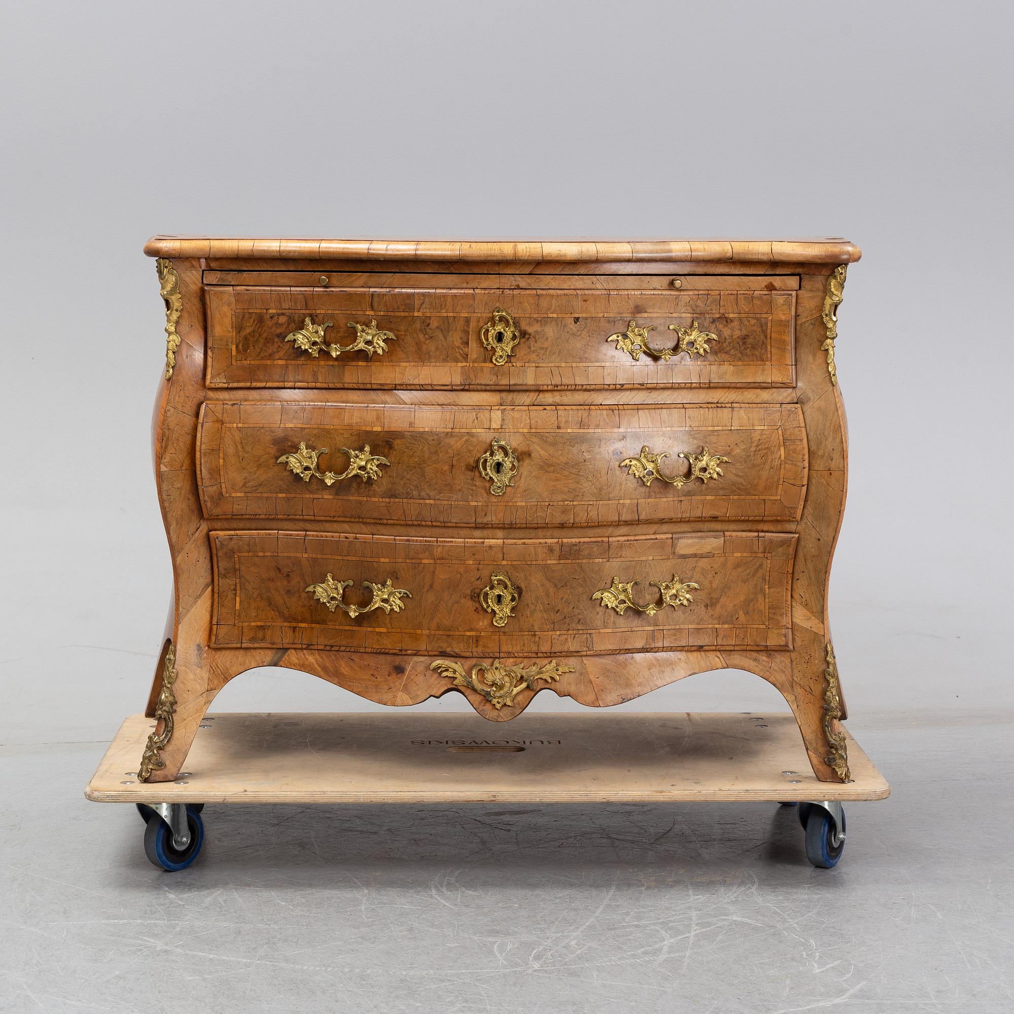 A mid 18th Century rococo chest of drawers. - Bukowskis