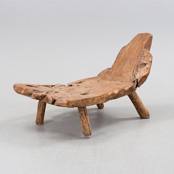A 20th century solid wood lounge chair. - Bukowskis