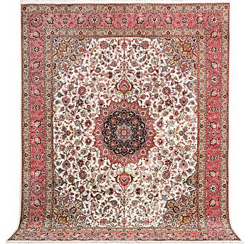 A Tabriz carpet, part silk, c. 302 x 247 cm. - Bukowskis