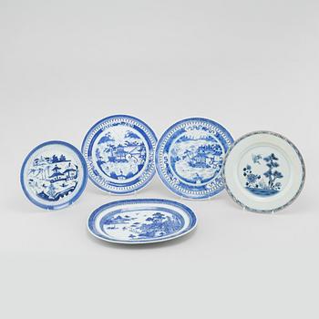 Five chinese porcelian items from the 18th and 19th century. - Bukowskis