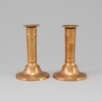 A PAIR OF BRASS CANDLESTICKS, 18th/19th century. - Bukowskis