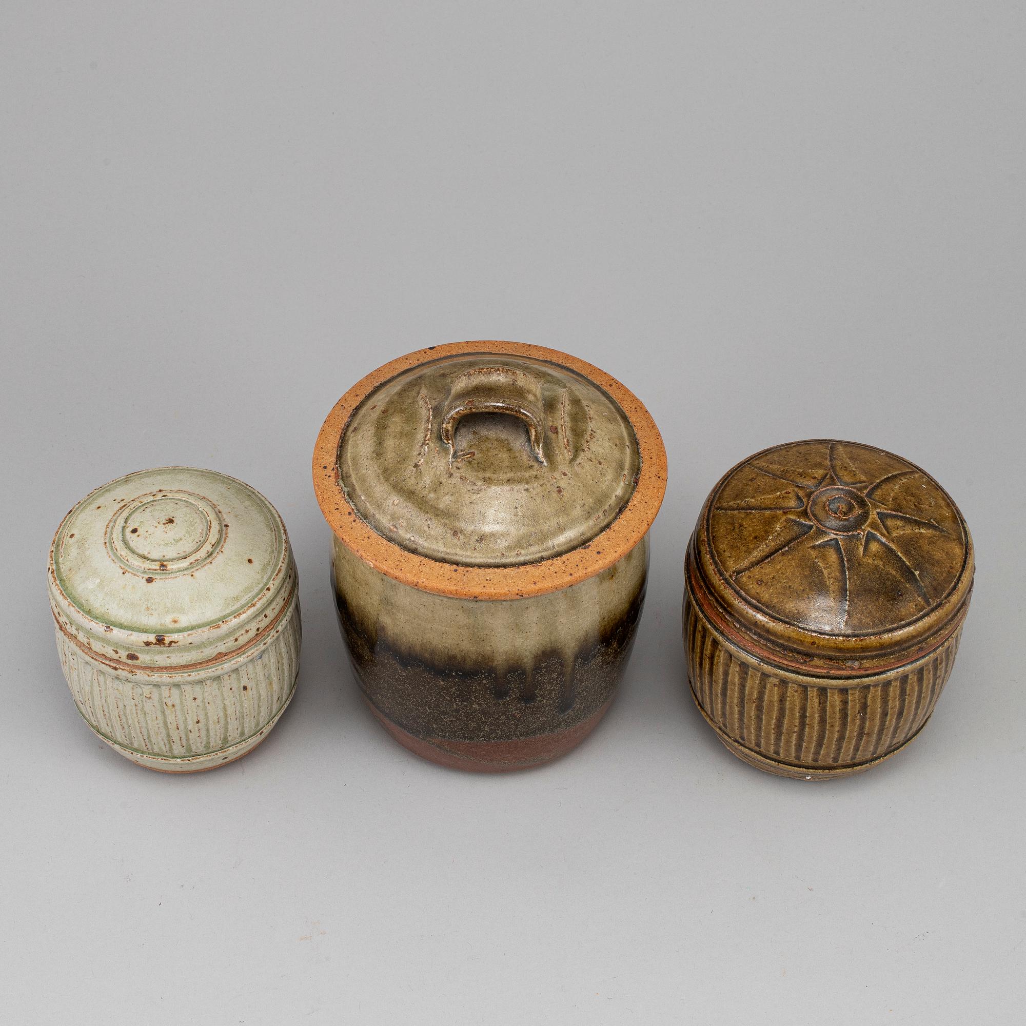 RICHARD BATTERHAM, a set of three lidded glazed ceramic pots. - Bukowskis