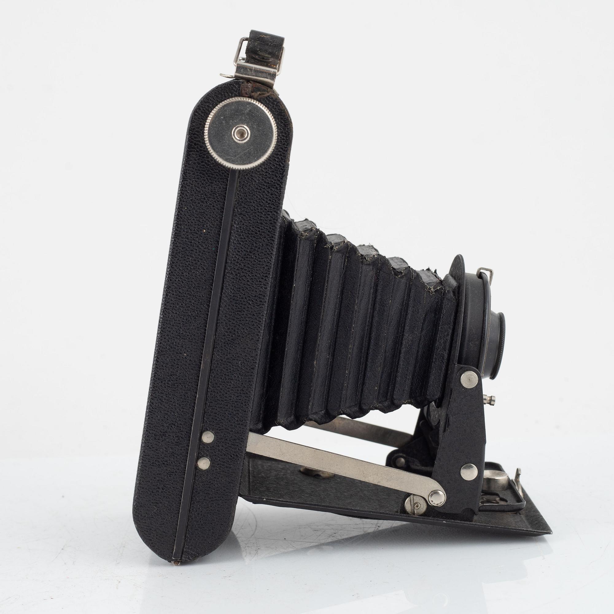 A pair of 1930s cameras, one Kodak Folding Brownie Six-20 and an Ica ...