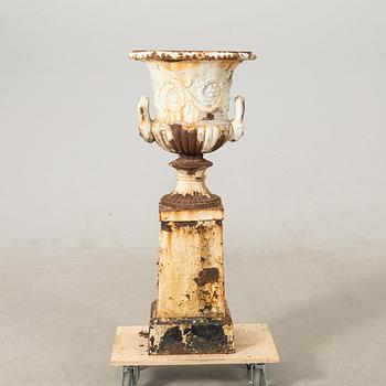 Trädgårdsurna med postament omkring 1900. - Bukowskis