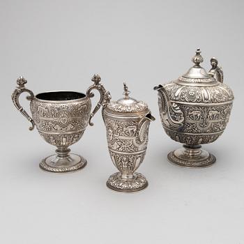 A three-piece silver tea set by Samuel Strahan, London 1871-72. - Bukowskis