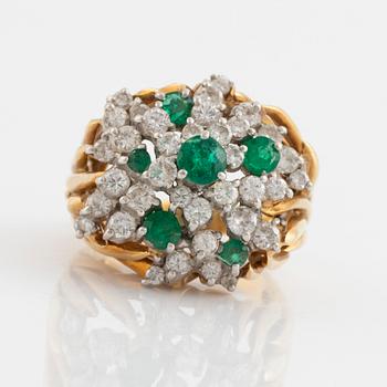 Ring guld med smaragder och briljantslipade diamanter. - Bukowskis