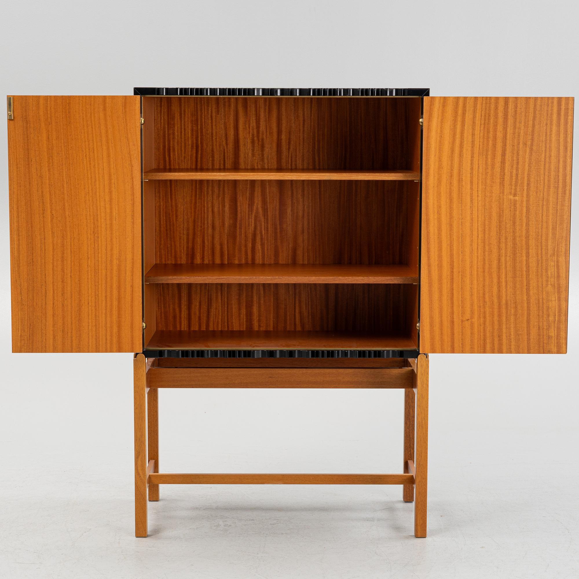 Josef Frank, skåp 2192, "Wellpappskåpet", Firma Svenskt Tenn, efter ...