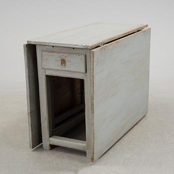 A Swedish painted early 19th century flap table. - Bukowskis
