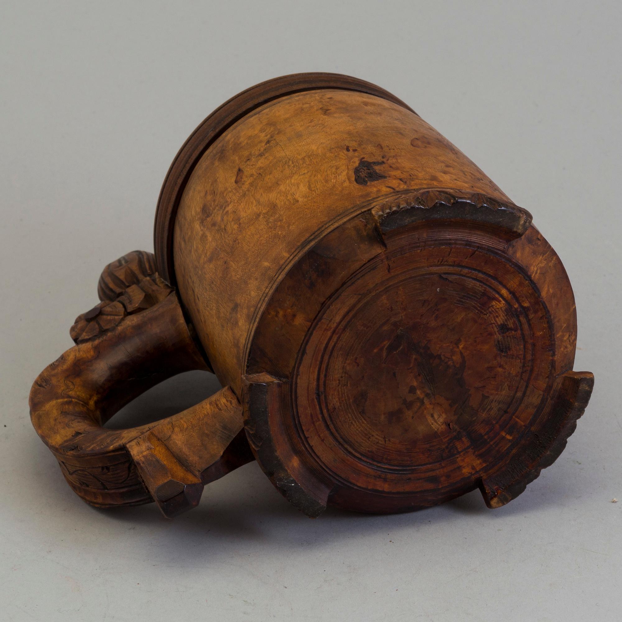 AN 18TH CENTURY BIRCH NORWEGIAN TANKARD. - Bukowskis