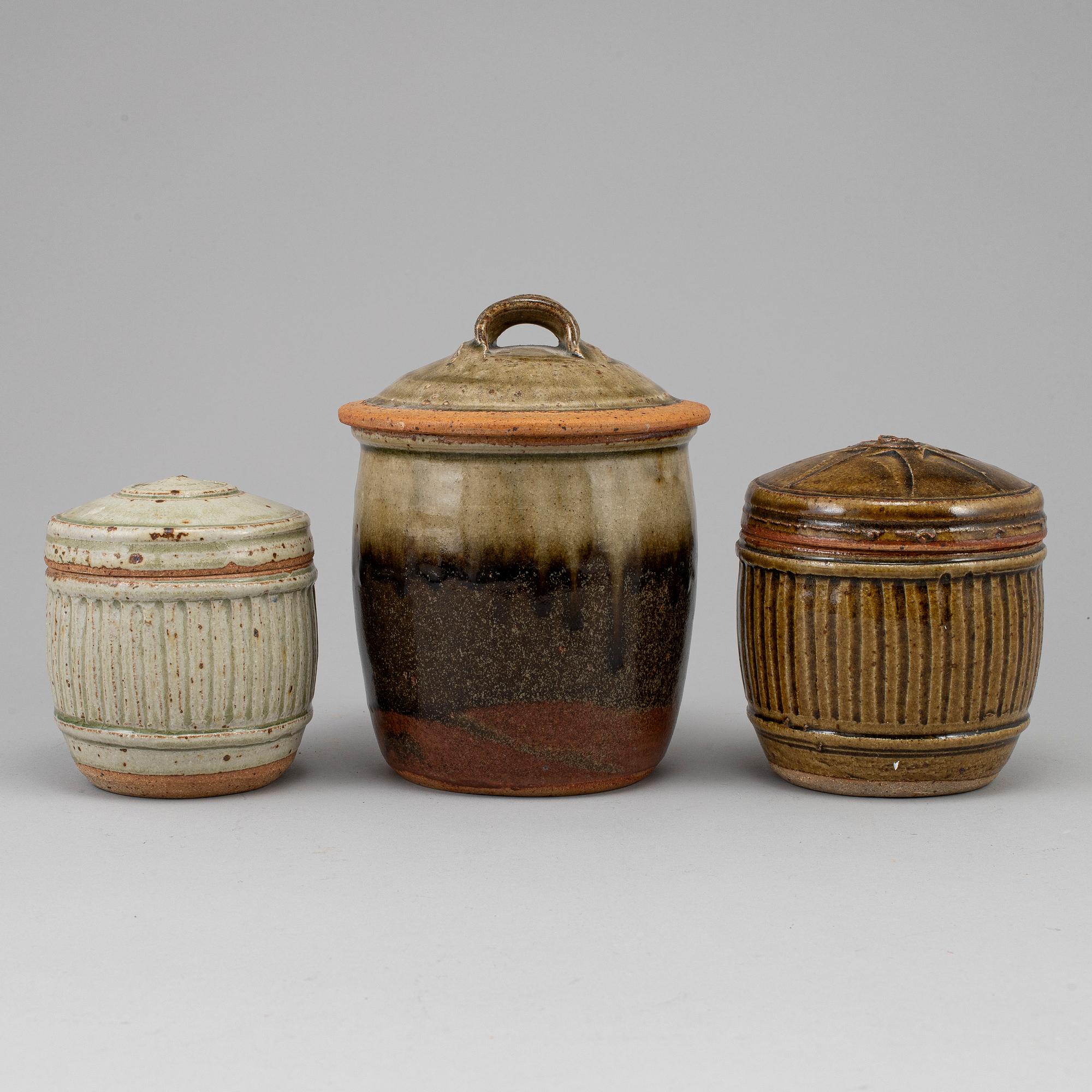 RICHARD BATTERHAM, a set of three lidded glazed ceramic pots. - Bukowskis