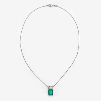 Halsband, 14K vitguld, diamanter ca 0.20 ct total och smaragd. - Bukowskis