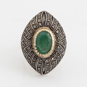 Ring 14K guld och silver med en smaragd och diamanter. - Bukowskis