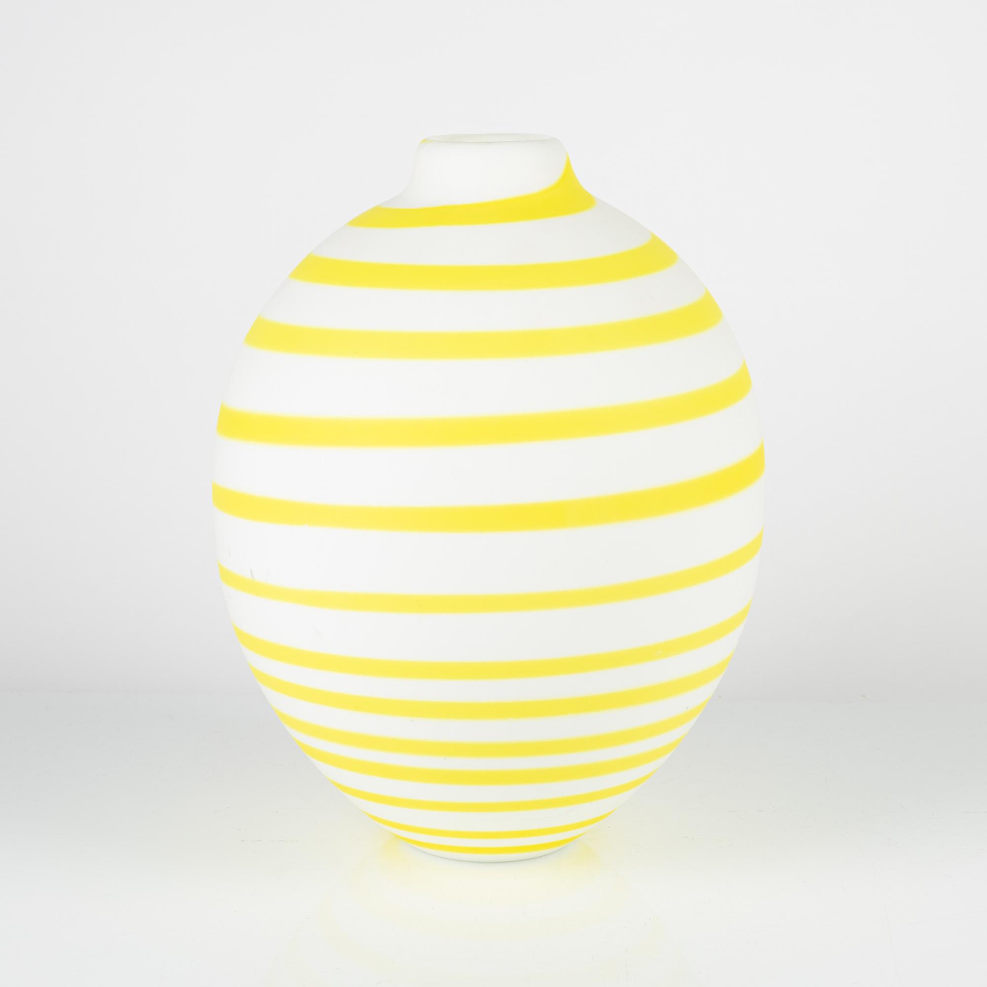 Per B Sundberg, a glass vase 'Soft' Orrefors. - Bukowskis