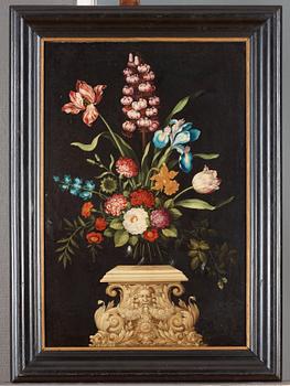 Johan Johnsen, Blomsterstycke på piedestal. - Bukowskis