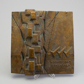 a bronze plaque designed by Terho Sakki, signed and dated -80. - Bukowskis