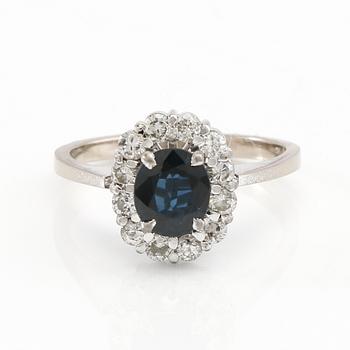 Ring 18K vitguld med en ovalt fasetterad safir samt runda ...