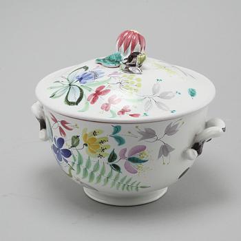 STIG LINDBERG, terrin med lock, fajans, Gustavsberg studio. - Bukowskis