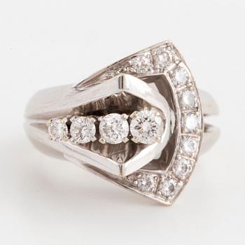 Ring 18K vitguld med runda briljantslipade diamanter. - Bukowskis